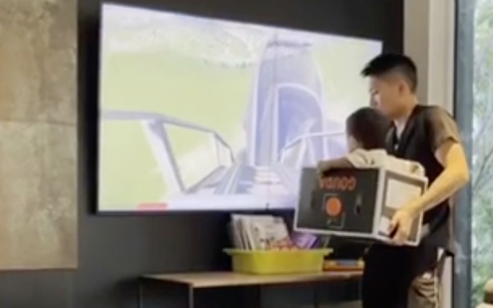 宝爸带孩子玩“纸箱过山车”!代入感太强 三岁萌娃在家尖叫连连