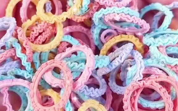 比传统的橡皮筋好用多了,弹力大!不伤发!五颜六色好搭配,天天找不到...