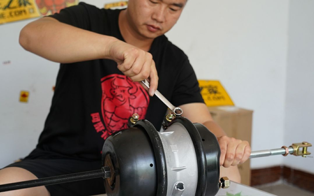 一时好奇拆了个刹车分泵,里面的弹簧也太吓人了!