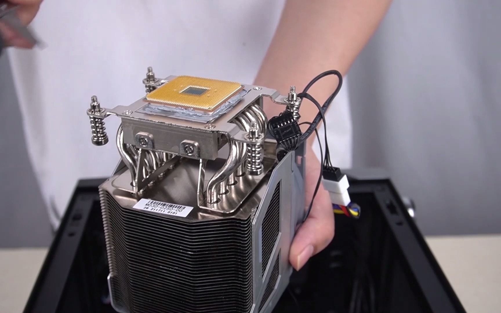 AMD平台拆散热器的时候CPU黏在了散热器底部怎么办?处理技巧
