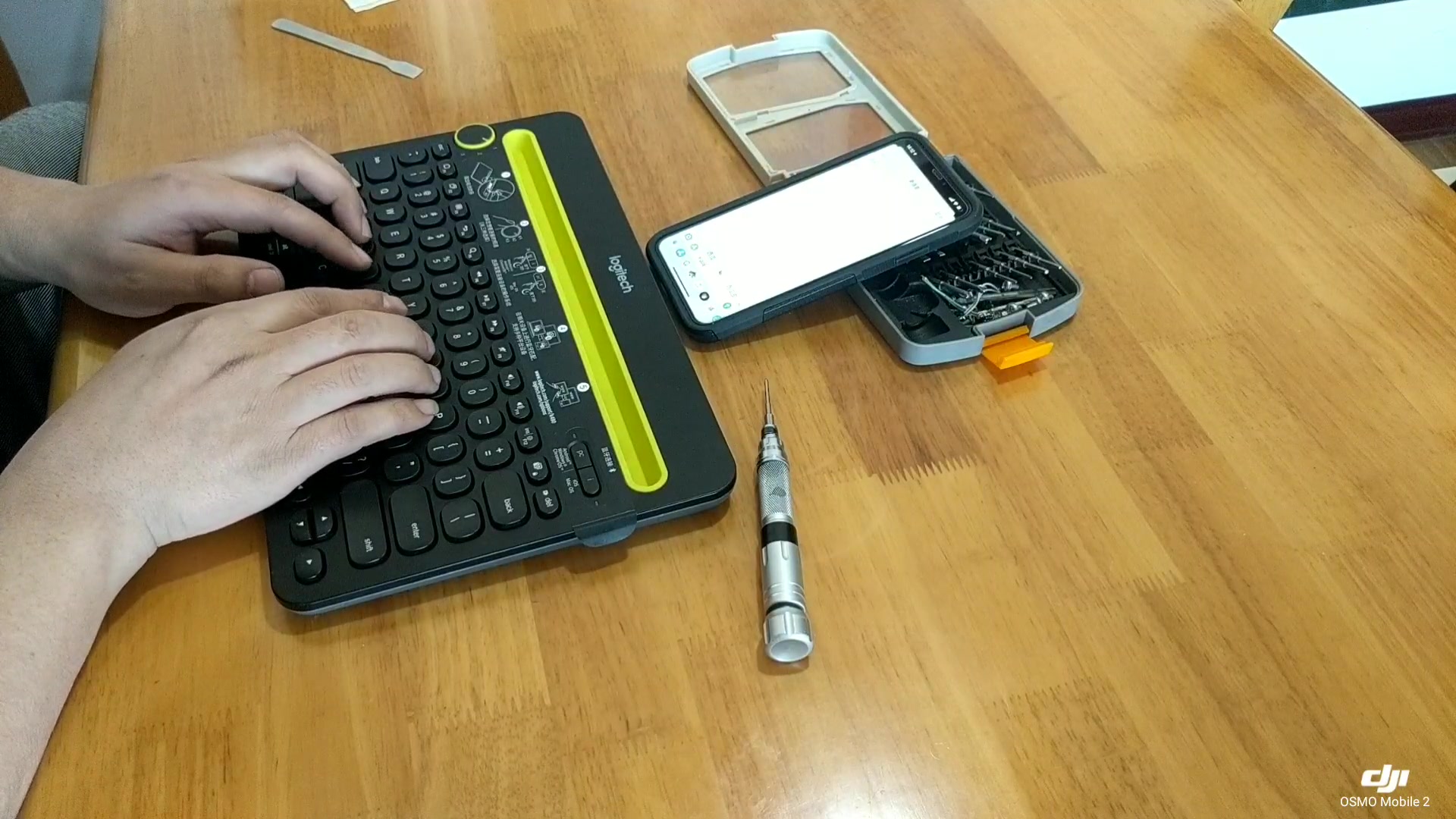 罗技蓝牙键盘有的键不好按,拆开清理了一下。