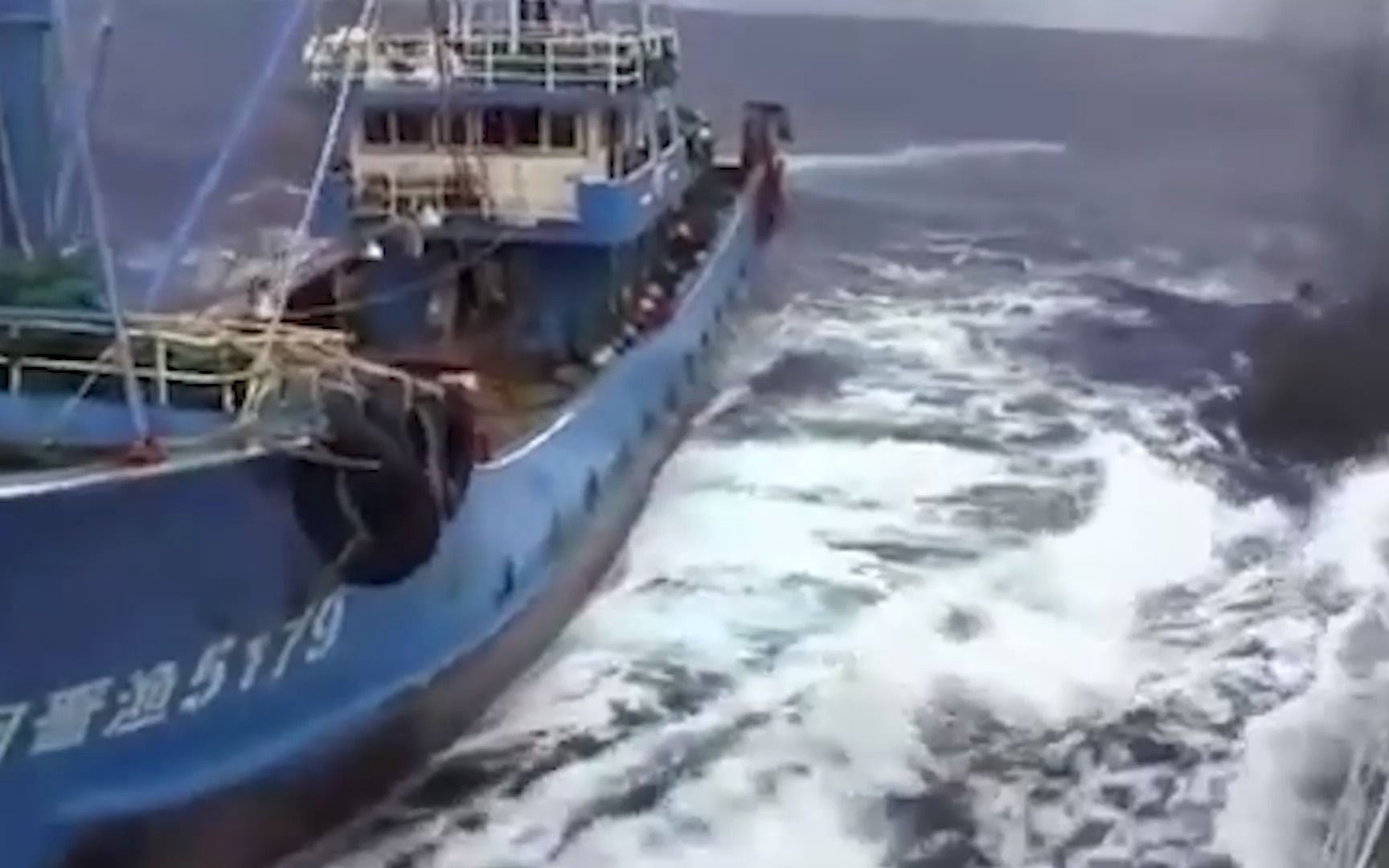 日本军舰钓鱼岛海域越界,被中国渔船撞击,日海军尊严被撞个稀碎