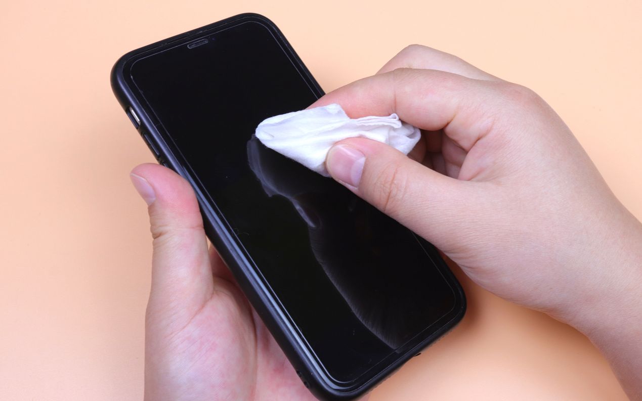 手机也能携带病毒!怎样正确消毒?姑娘手把手做演示,快学学