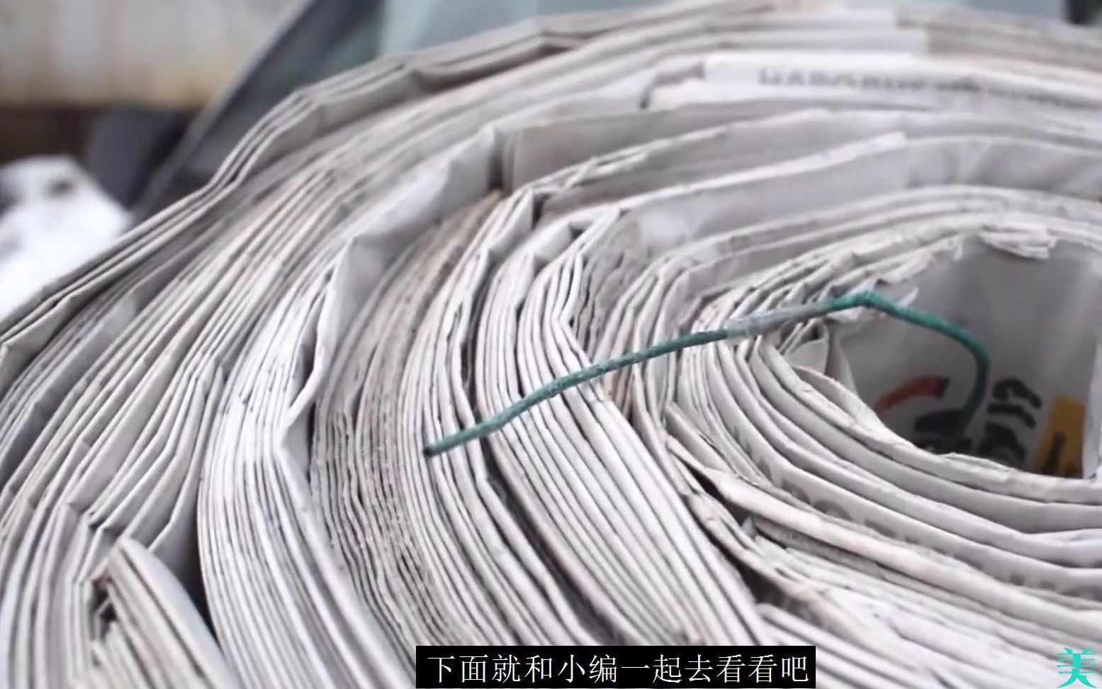 鞭炮点燃放在一千份报纸里的效果,太炫酷了