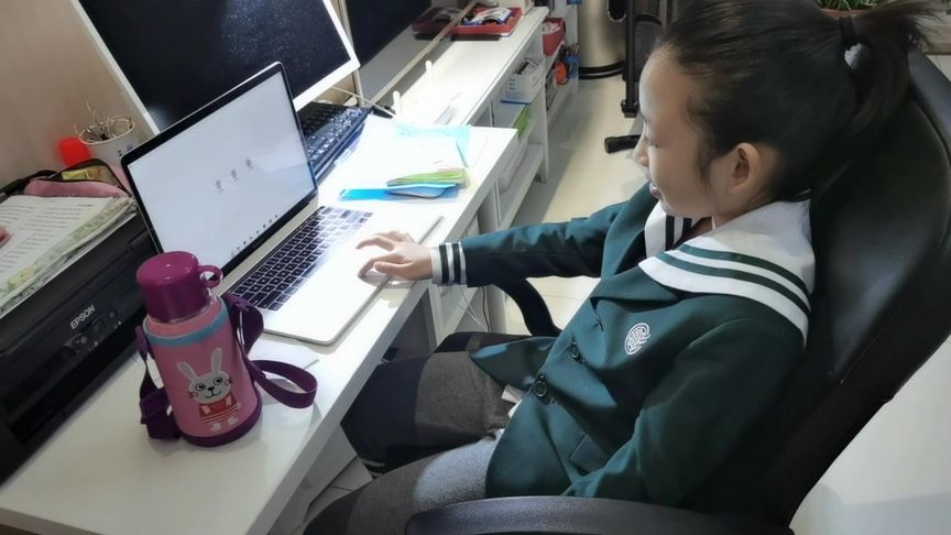 北京生活:三年级小学生盛装参加班主任老师主持的云会议