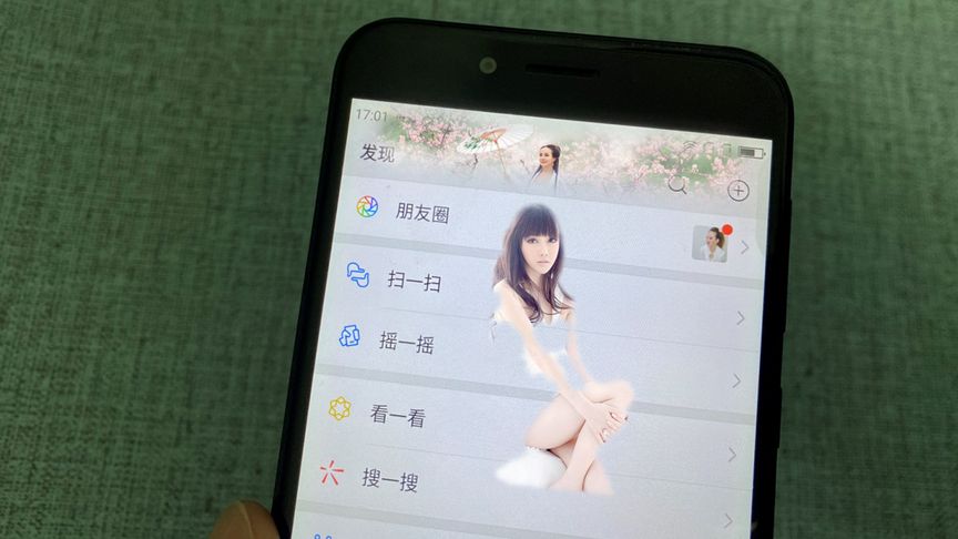 才发现,微信黑白界面能更换的,打开这里,80种五颜六色精美背景
