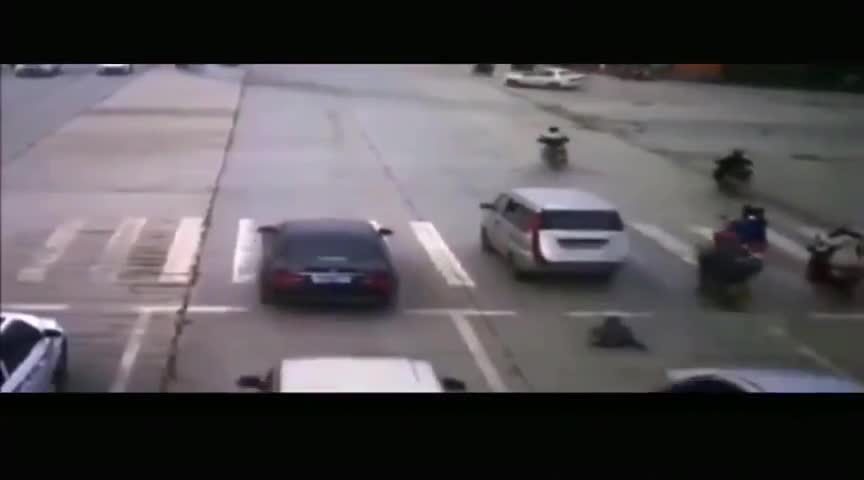 多个监控拍下可怕灵异事件,看完后背一阵冷汗直冒,.