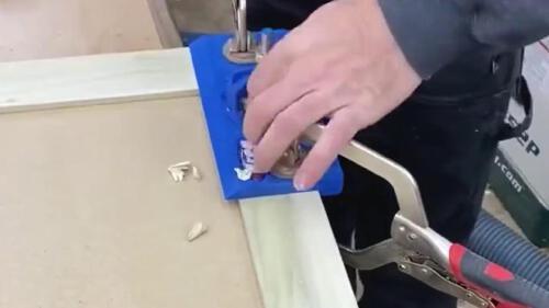 熟能生巧一点不假,看到工人安装合页的过程,这手速简直太牛了!