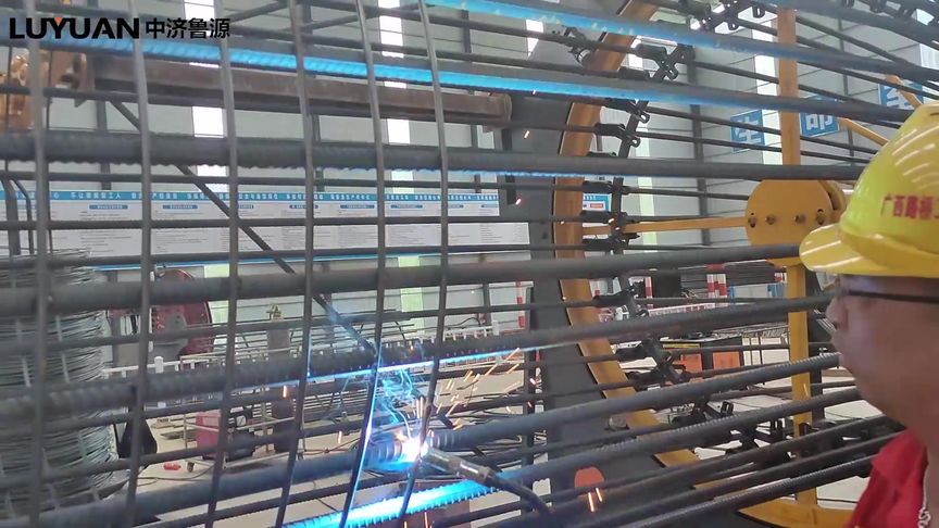 2.2米钢筋笼滚焊机现场制作钢筋笼,看看怎样制作高质量钢筋笼的