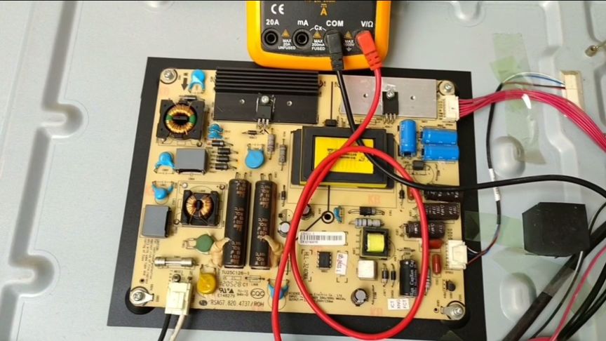 电视开机背光闪一下就变暗了,没有配件也可以改好