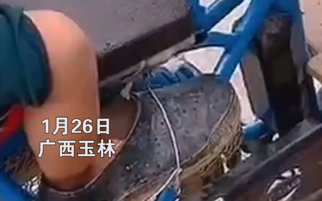 家长脑洞大开,用塑料桶做电动车座椅,网友:好有创意