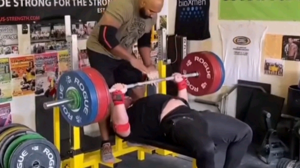 今天训练470磅卧推(仰卧推举)。重量换算:470磅≈213.18千克≈426....