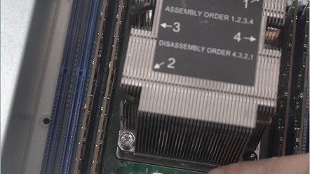 这款2U机架式服务器搭载有X11SPL-F主板,采用了Intel的C621芯片组...