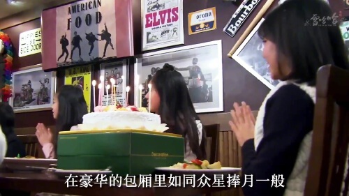 两个互不相识的小女孩,竟然长的一模一样!此时的两人都在同一家