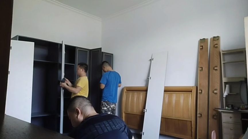 今天教大家怎么安装六门衣柜,先教大家怎么安装门,非常简单