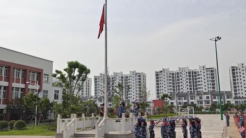 请看庄严规范的"东台市沿海第二实验小学升旗仪式!″