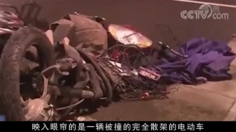 男子骑车高架逆行被撞,倒地又遭后车爆头致死,事故现场惨不忍睹