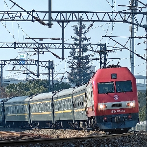 落日余晖下的武昌北站 