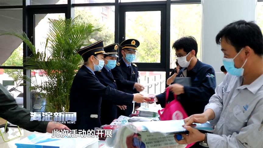 区卫生健康监督所开展职业病防治法宣传周活动