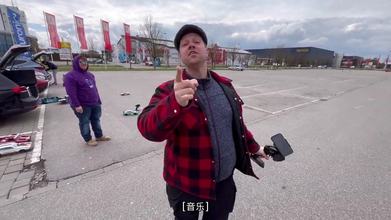 "[字幕]没有准备 RC 2023 团队 ASSO DR10 和 TRAXXAS 3 车道拖曳...