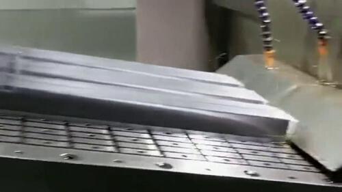 如果没看错的话,这是不是订书机的钉子,操作起来看着一点都不费力气!