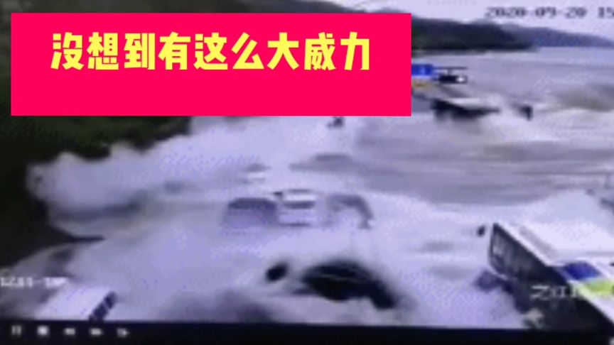 钱塘江大潮冲走路上车辆,没想到今年潮水这么大,庆幸躲过一劫