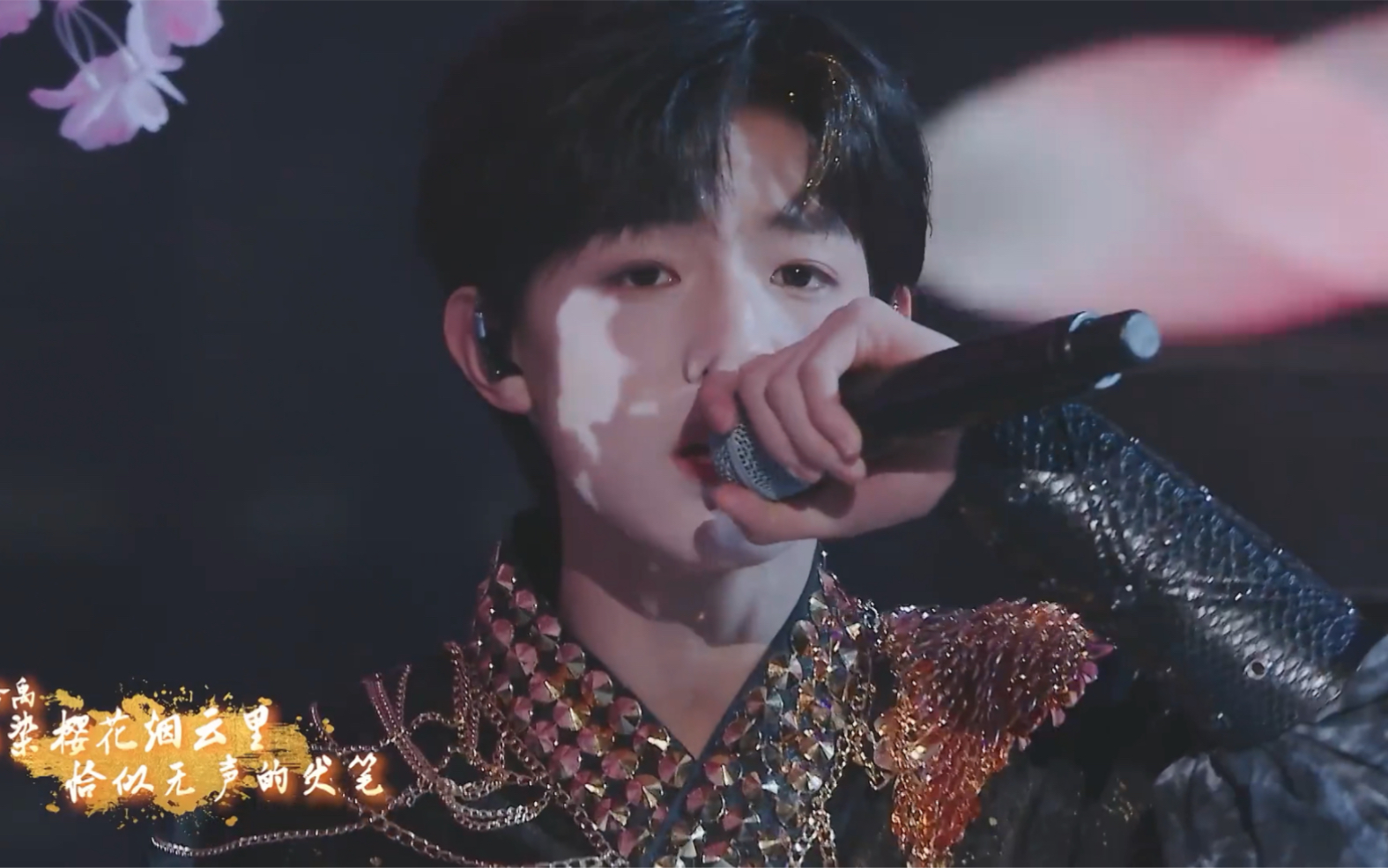 TF家族三代新年音乐会舞台|2022新年音乐会《未完成的约定》|《烈火...