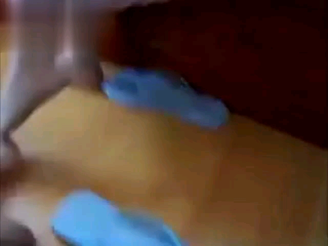 儿麻女单拐行走