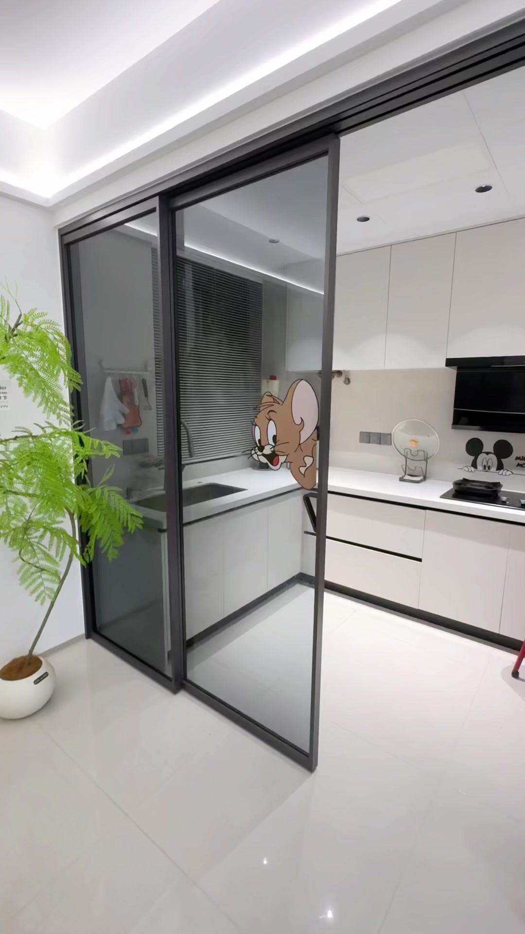 别再装地轨门了!吊轨才是懒人福音#装修 #厨房 #推拉门 #现代简约 #...