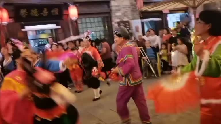 下午排练晚上就开始,看看我们的农民表演队演的怎么样,点个赞吧