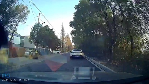 骑电动车注意安全赶紧去看一下有没有事出行请注意交通安全文明驾驶...