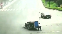 三轮车道路中央发生侧翻,要不是监控,我们真没机会看到这样的车祸