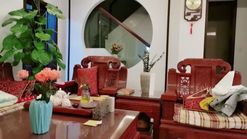 那个圆形设计,求推荐摆件啥最合适?