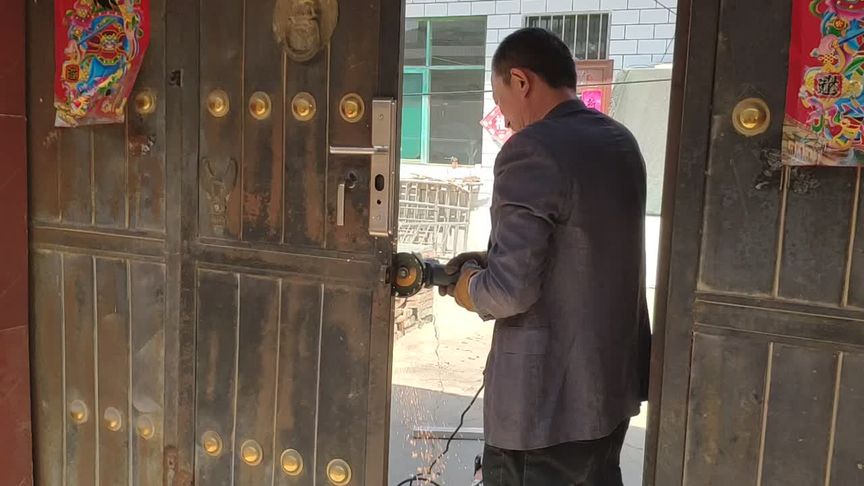 邻居大叔使用打磨机时差点飞了,安全操作很重要,谨记谨记