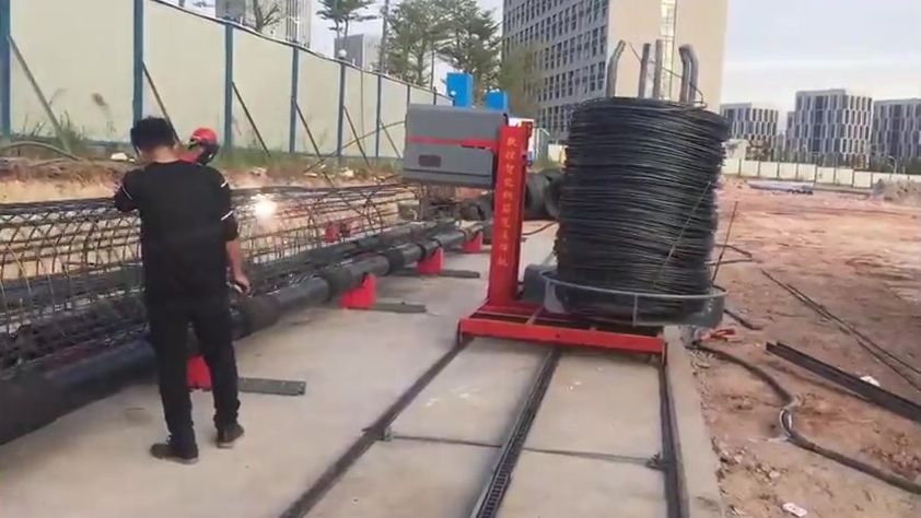 30米钢筋笼加工现场,这就是钢筋笼绕筋机的价值,超大钢筋笼制作