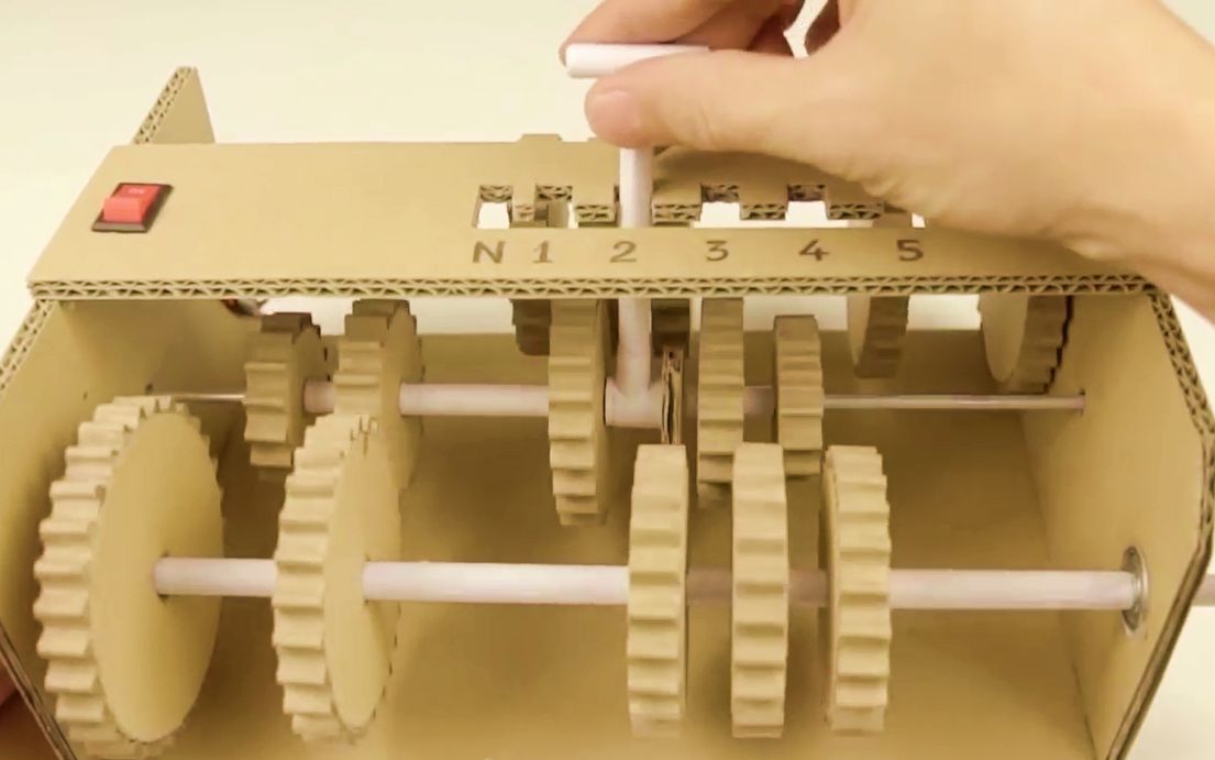 汽车是如何挂挡变速的?高手用纸板自制5档变速器,原理一目了然