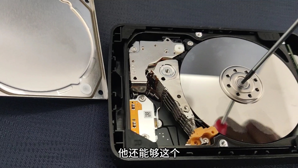 2T机械硬盘拆解过程,硬盘结构讲解