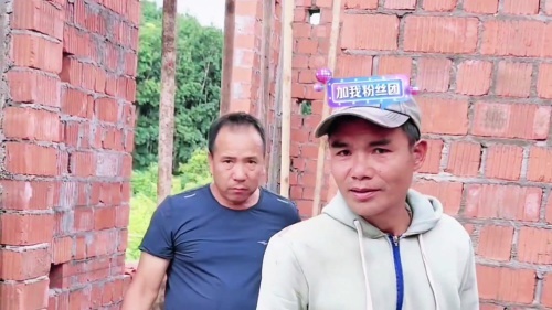 老挝小工好奇看着七伯老陈搭脚手架用的钢管,表示从来没有见到过