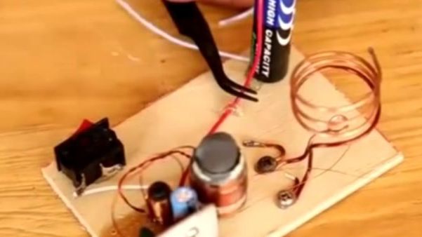 自己发明制造1.5v升压逆变器,一节干电池也能点亮电灯泡