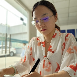 刘律好忙 