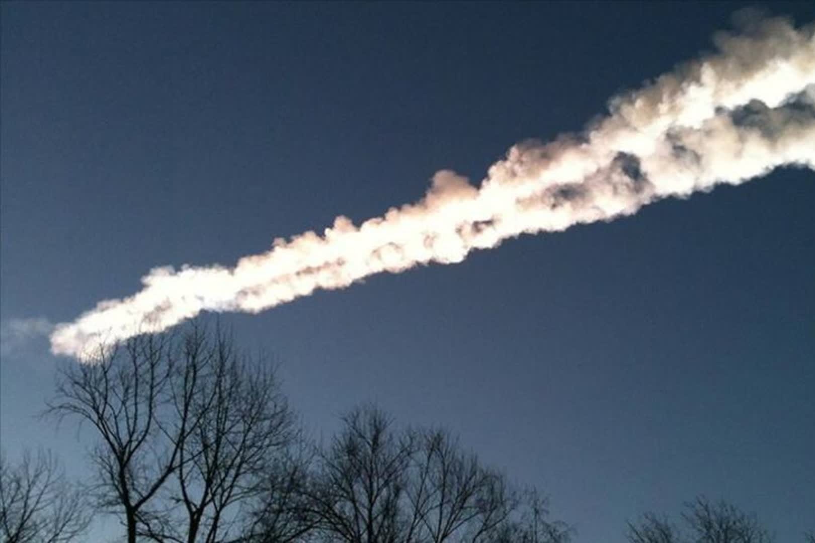 俄罗斯陨石从天而降,被神秘物体击碎,是谁在暗中保护地球?