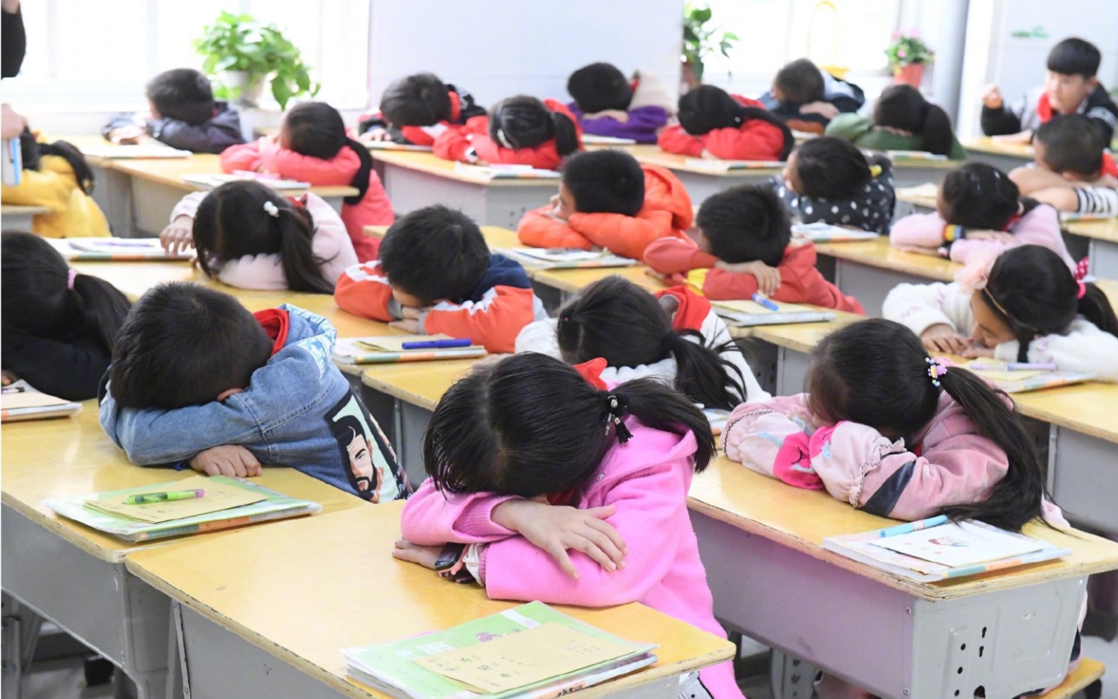 关注!教育部发文明确:小学生每天睡眠时间应达10小时;中学上学一般不...