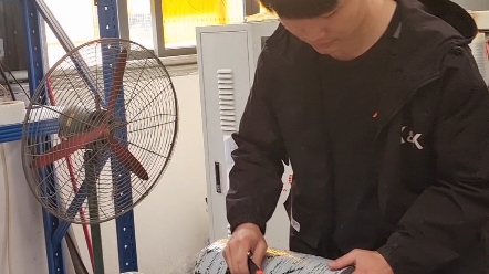 保护膜做好是长度160cm的一大卷,需要什么宽度就分切成什么宽度,带...