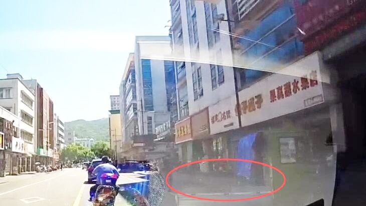 电动车倒车撞到我车,右侧车门被刮伤,心疼花了我1000元