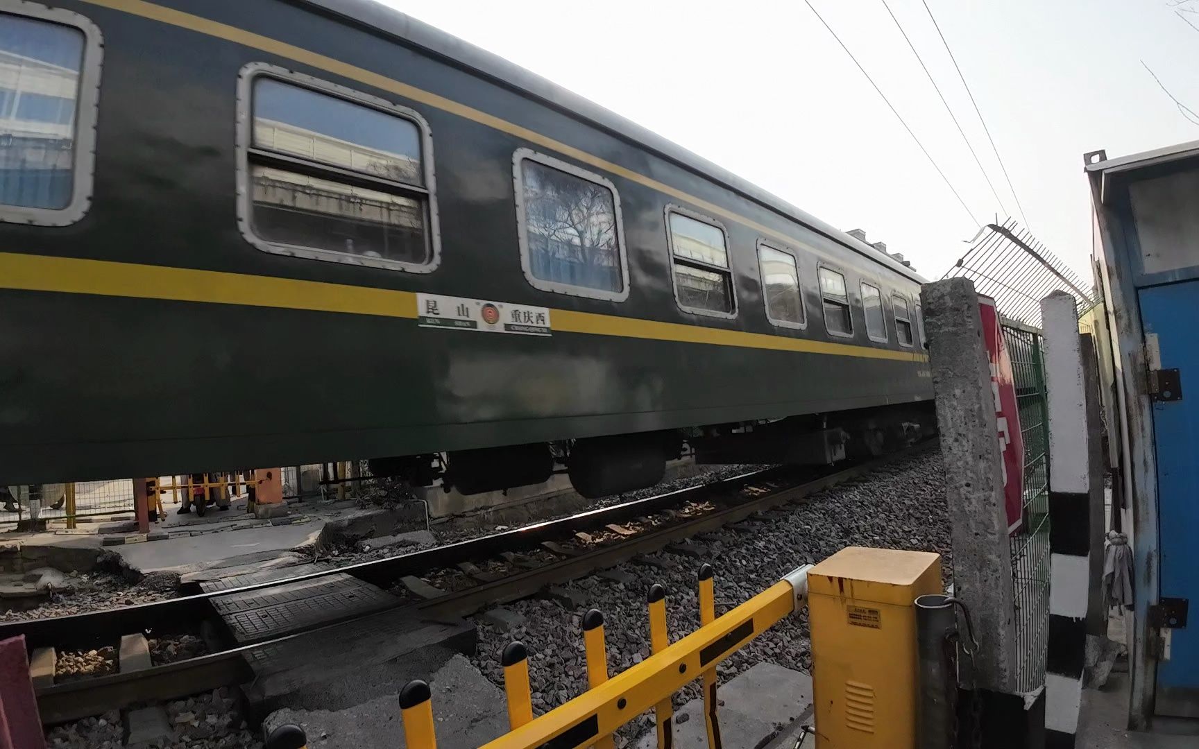 昆山开往重庆的T236次列车经过南京中华门附近