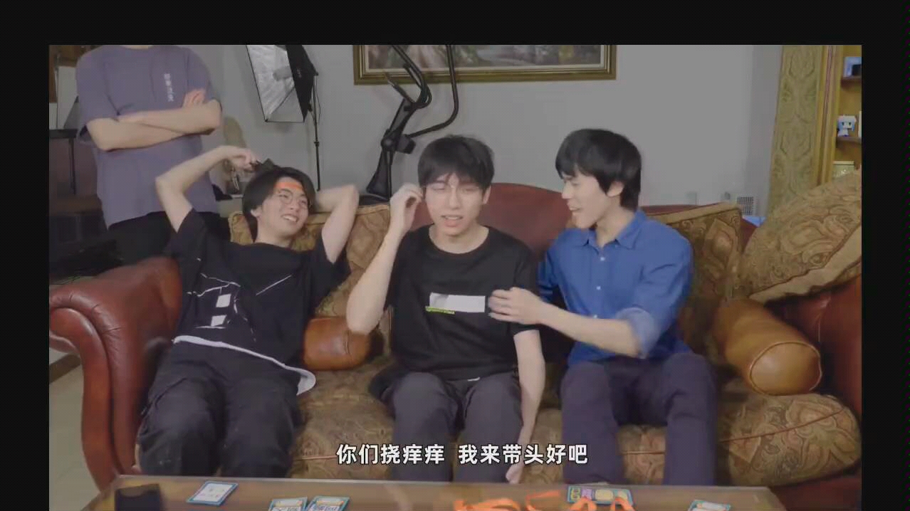 五个男人挠痒痒一分钟