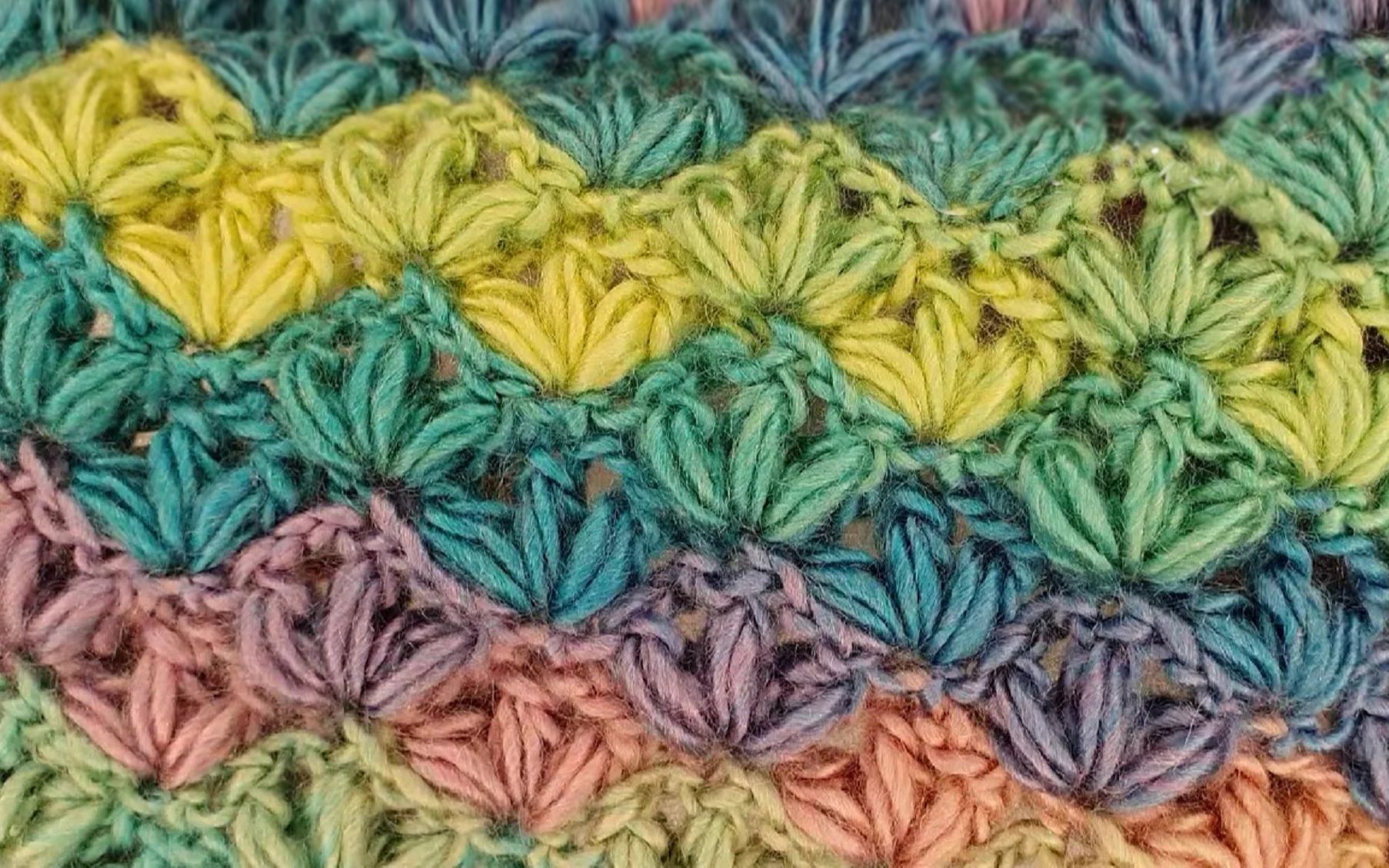 简单易学,超适合新手钩织的错位的水草花围巾