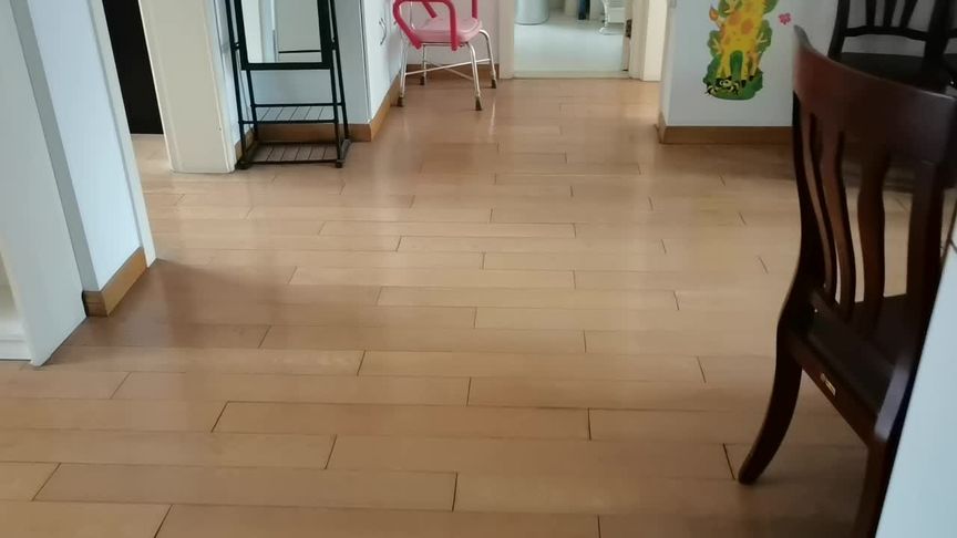 ...小区,业主诚心出售,带产权车位,高楼层中间位置。好看房,满五税费少