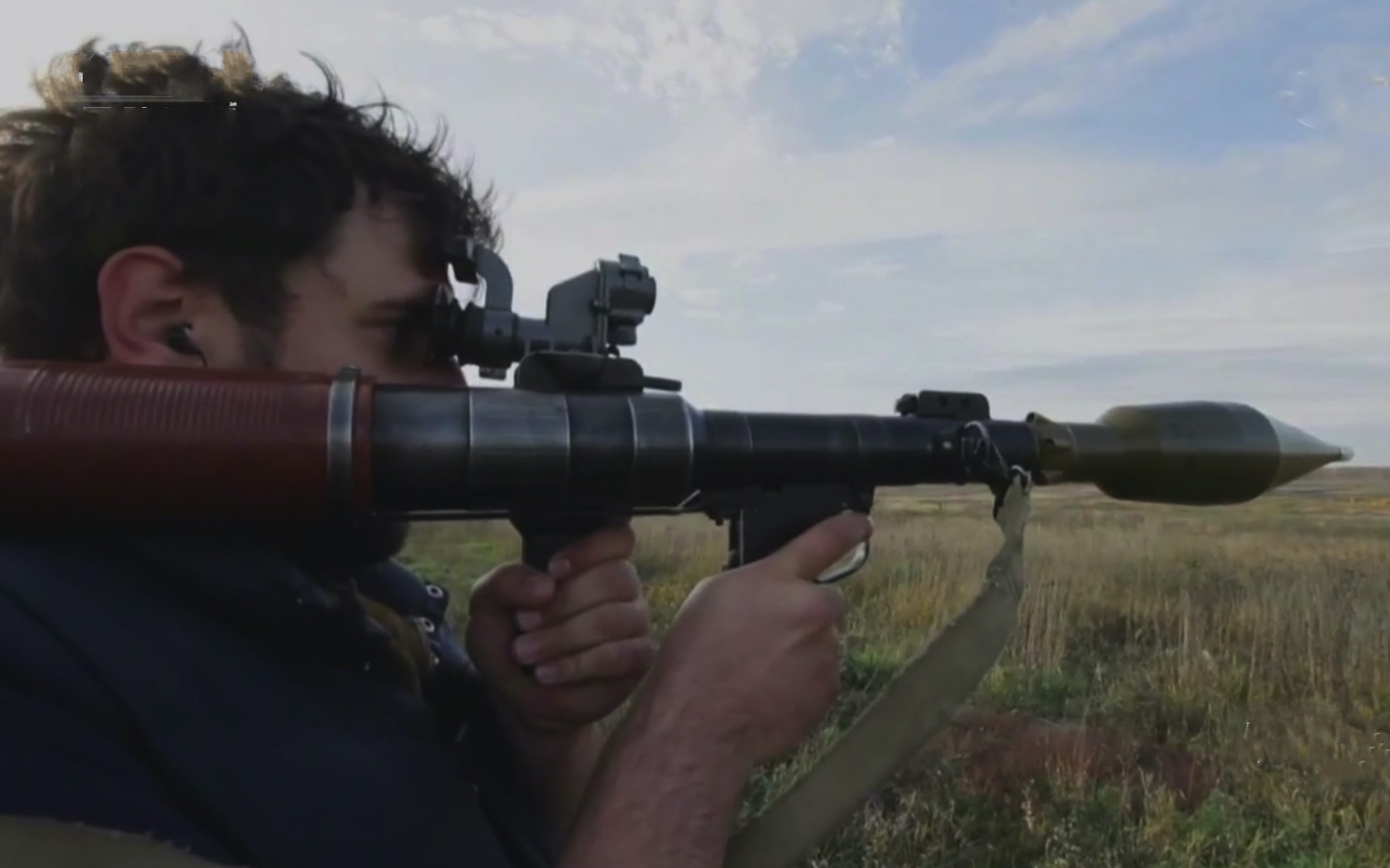 俄伞兵装备实弹测试,RPG-7D反坦克火箭筒是真的秀～