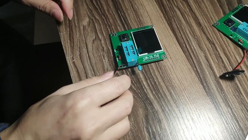 技术牛人diy晶体管测试仪,据说能测成千上万种电子元器件